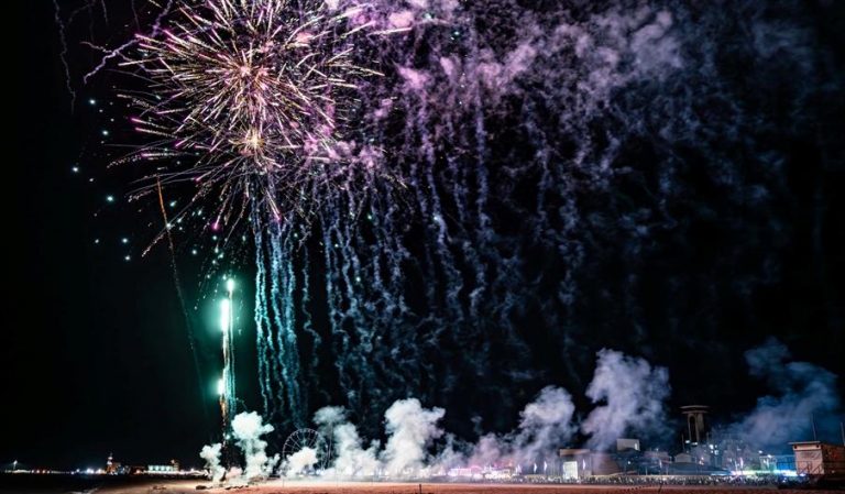 Pyrotechnics plane to “paint Great Yarmouth’s sky with colour” in ...